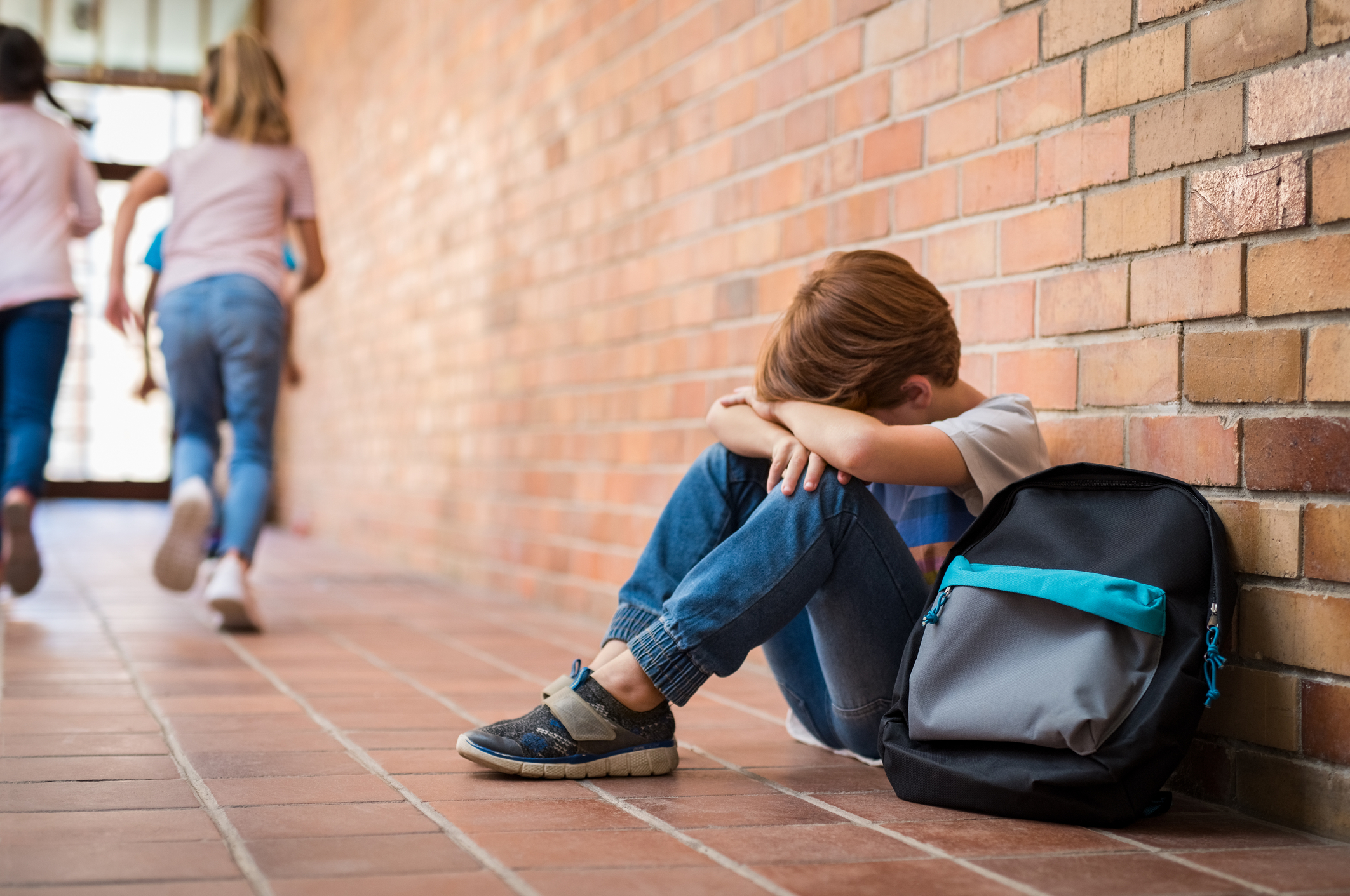 Governo anuncia criação de linha de apoio para alunos vítimas de bullying