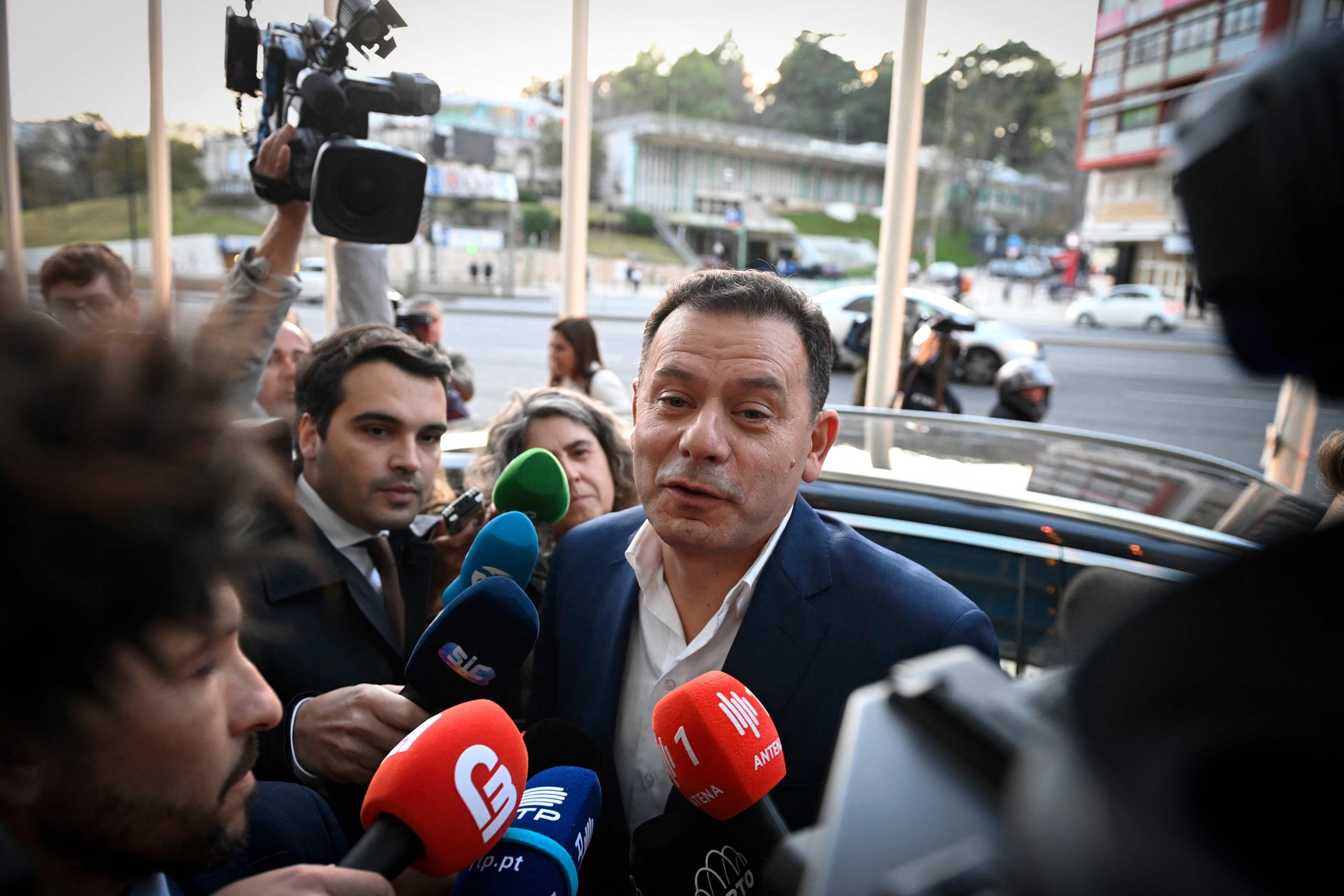 Contas bancárias escondidas? “Títulos de notícias que são absolutamente falsos”, diz Montenegro